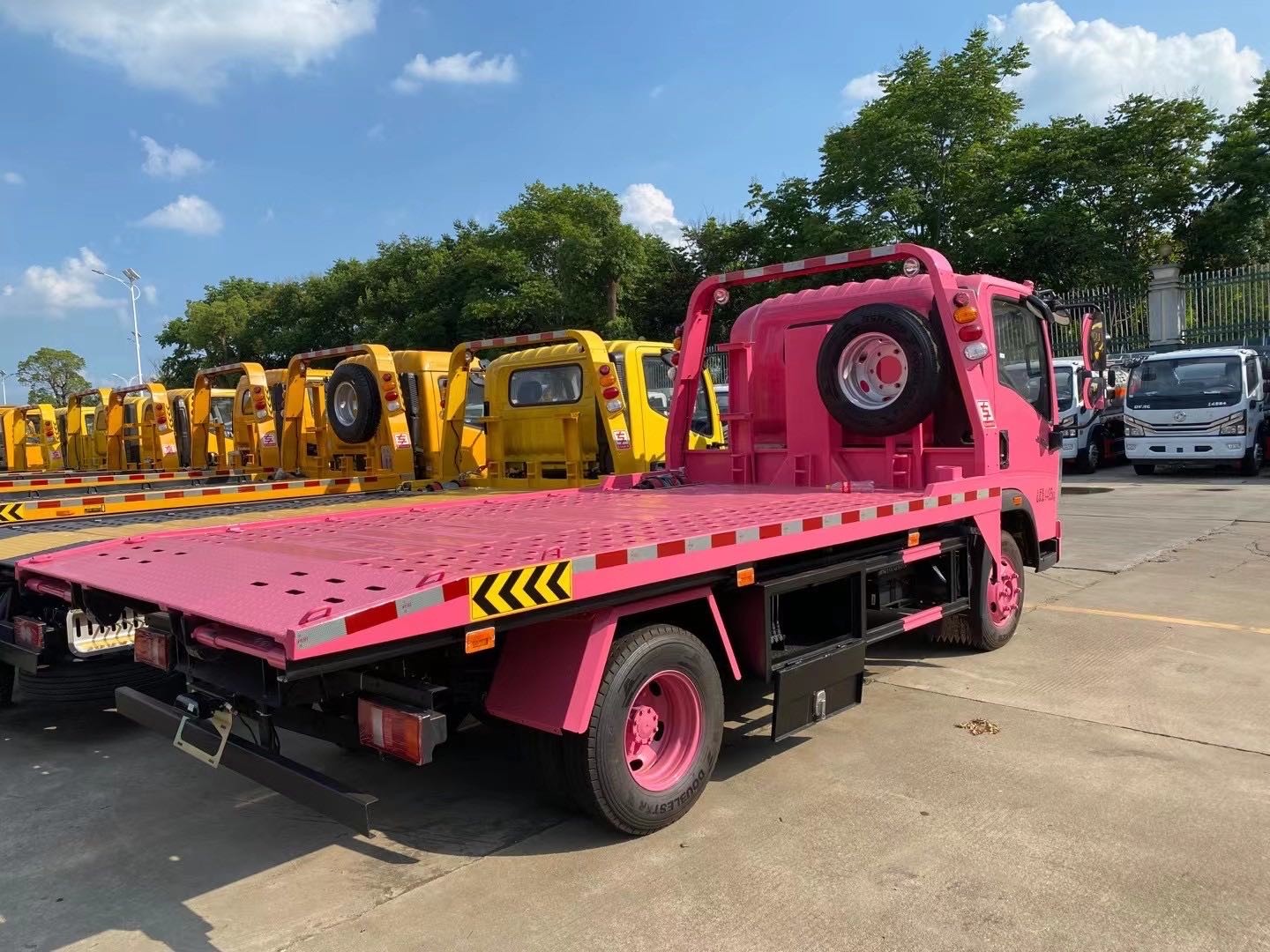 SINOTRUK HOWO 4x2 3-5 tons Flatbed Light Duty Wrecker Tow Truck Road ...